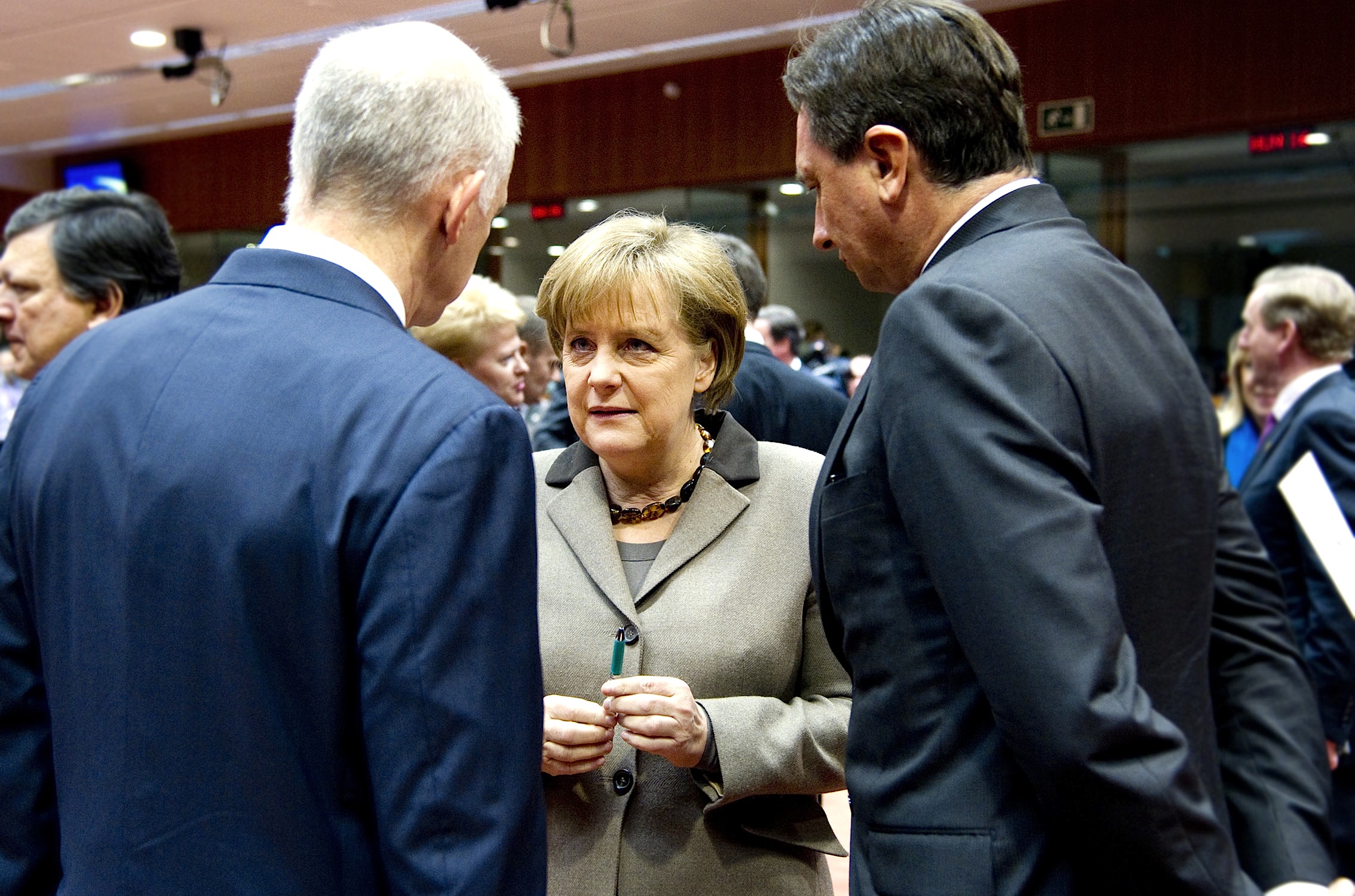 Merkel coalition easily passes EU rescue-fund vote