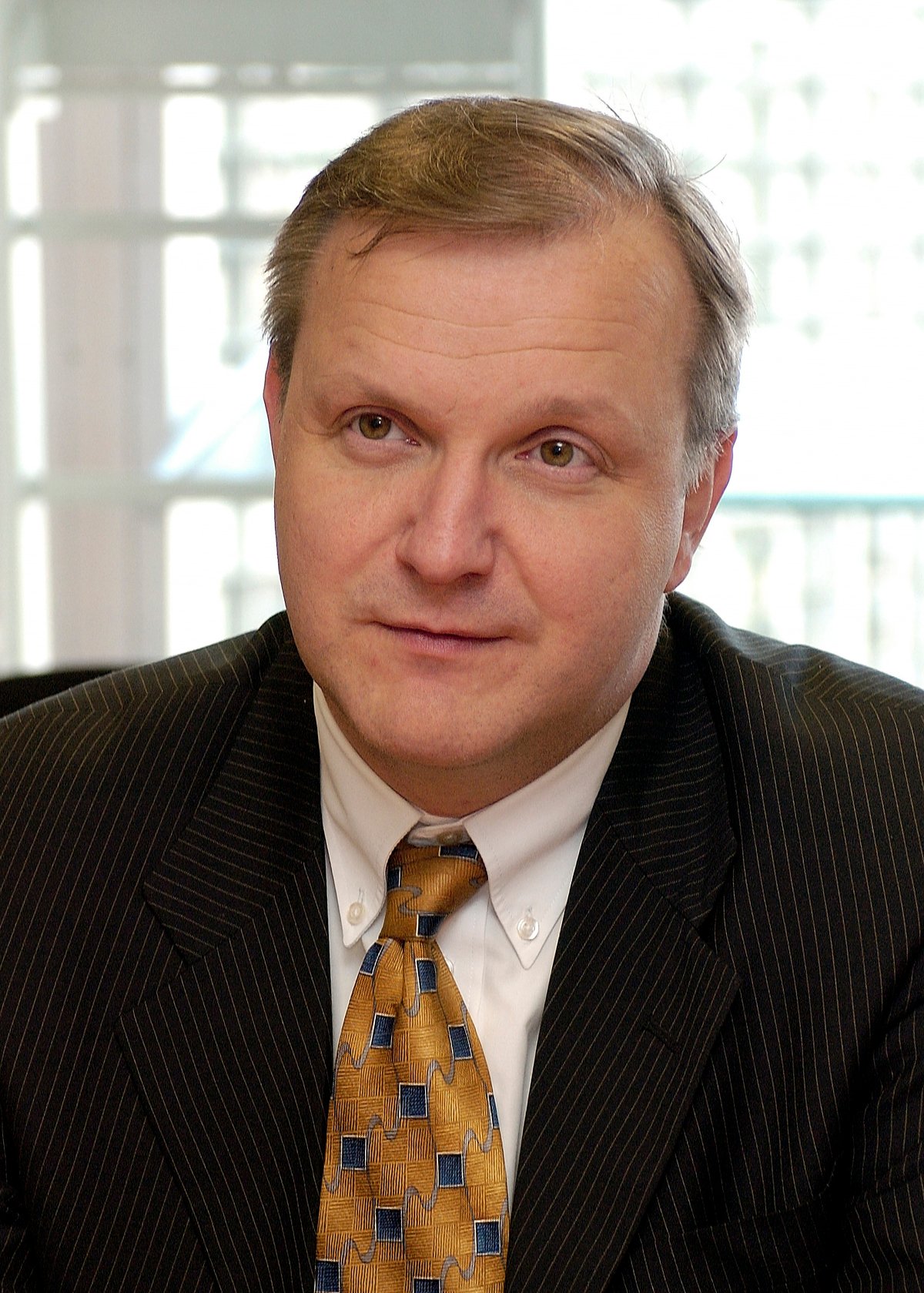 Rehn threatens suspension of Serbia talks